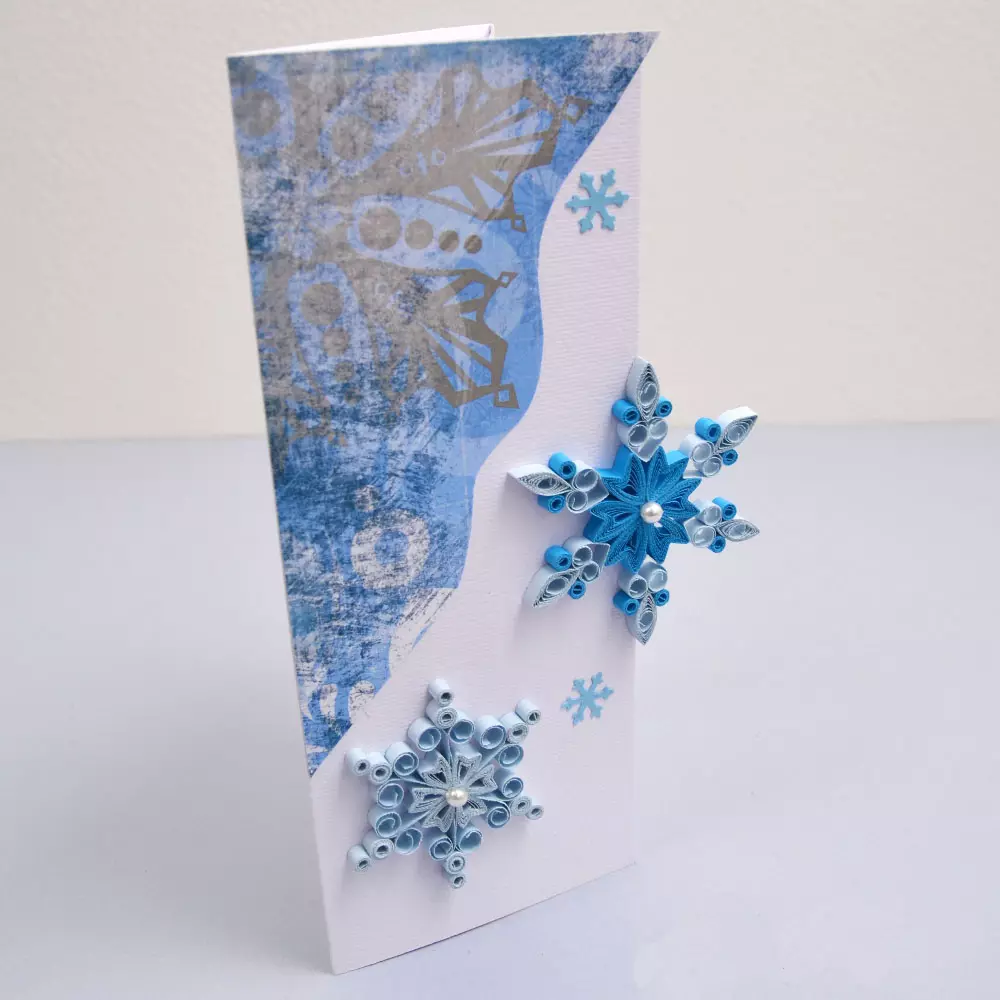 Steigend für das neue Jahr. Quilling: Postkarten, Schneemänner, Weihnachtsspielzeug, Weihnachtsbäume, Symbol von 2015