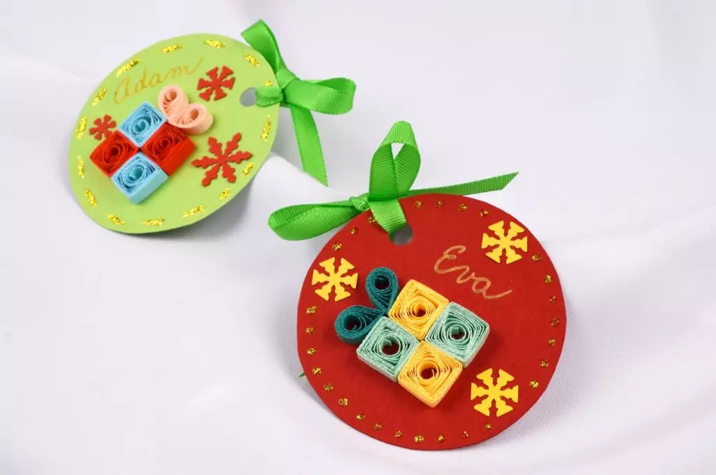 Ugušivanje za novu godinu. Upeštenje: razglednice, snjegovići, božićna igračka, božićna stabla, simbol 2015