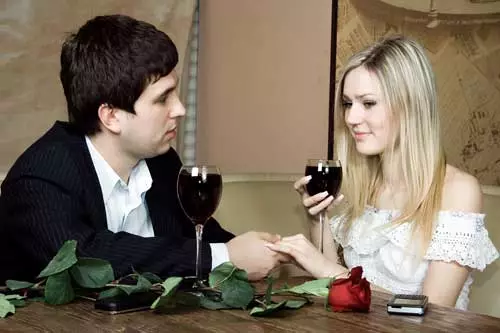 How to behave on the first date with a man?