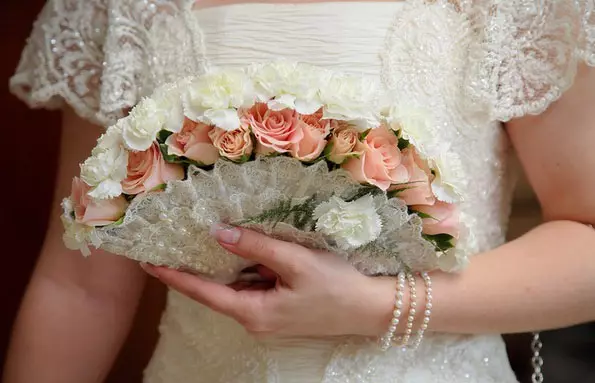 Decorazione di nozze con fiori. Il bouquet da sposa originale da sposa.