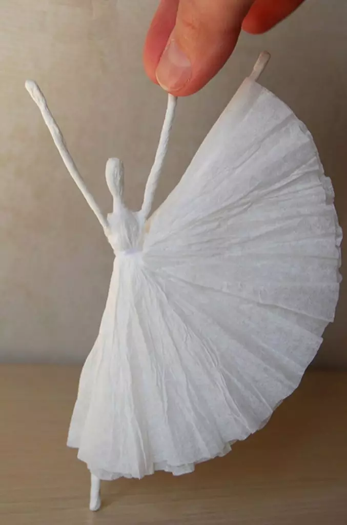 纸芭蕾舞女演员。如何从纸和电线制作芭蕾舞女演员？