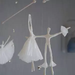 纸芭蕾舞女演员。如何从纸和电线制作芭蕾舞女演员？