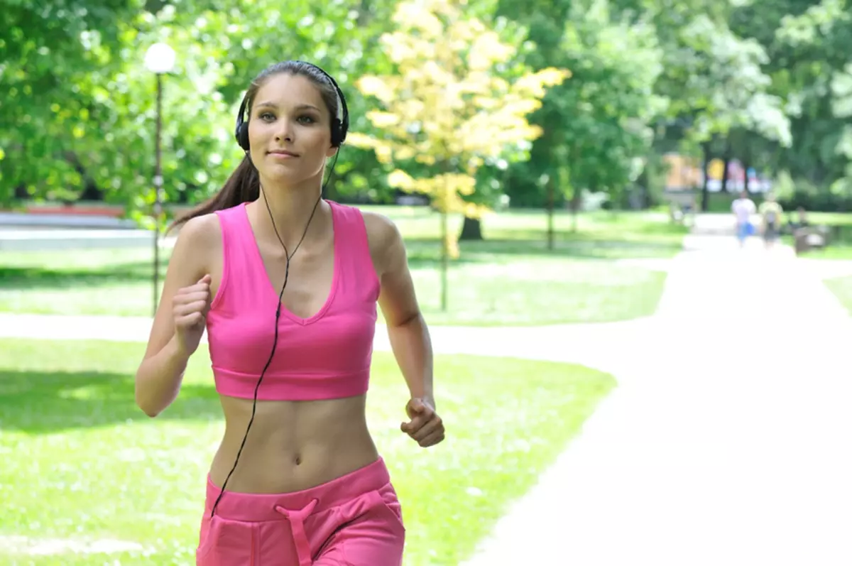 Sportkostuums voor vrouwen. Hoe een sportpak op de figuur te kiezen?