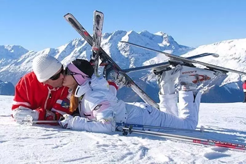 초보자를위한 알카라인 스키를 선택하는 방법 : 유형, rostovka, 강성 및 측면 컷오프 반경