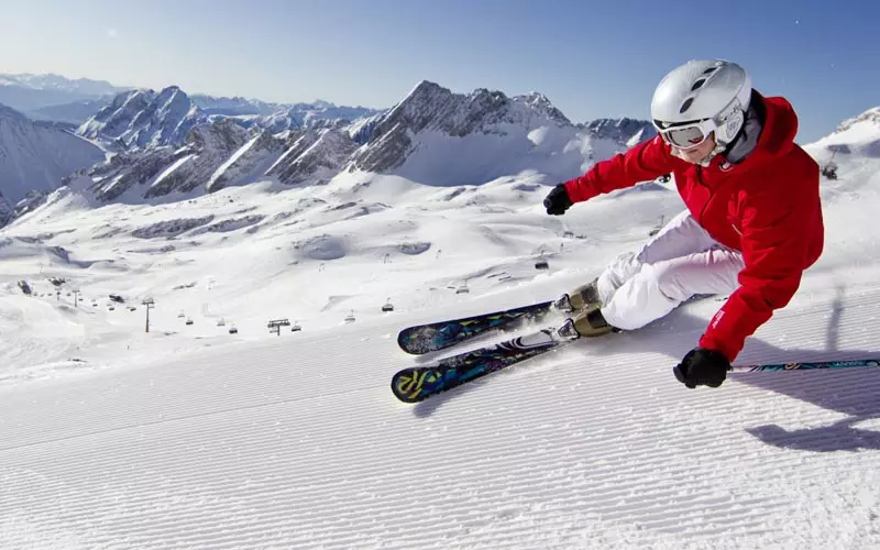 Hoe om alkaliese ski vir beginner te kies: tipes, rostovka, rigiditeit en laterale afsny radius