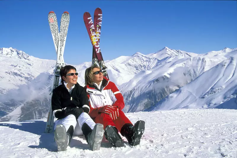 Como escolher esqui alcalino para iniciante: Tipos, rostovka, rigidez e raio de corte lateral