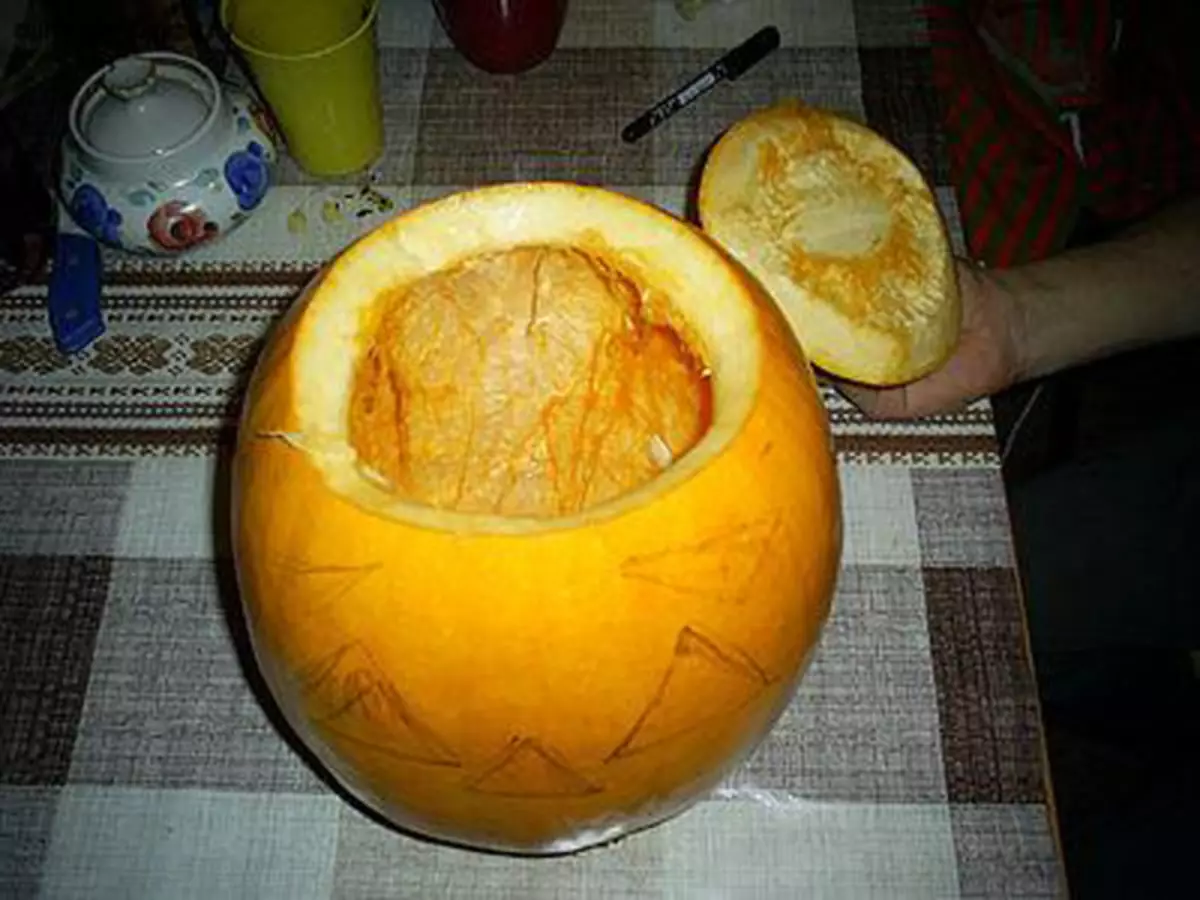 Pumpkin paHalloween: Maitiro ekuita pombi paHalloween zviite pachako iwe pachako, mazano uye mapikicha emapungu