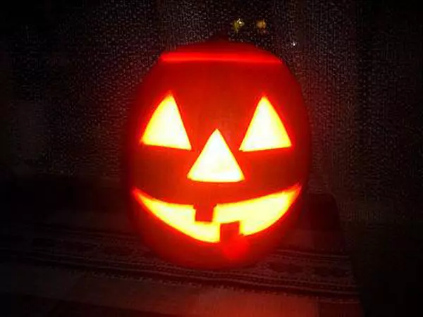 Kungull në Halloween: Si për të bërë një kungull në Halloween bëni atë vetë, idetë dhe fotot e pumpkins