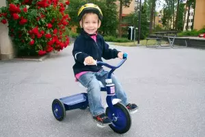 Roda tiga. Bagaimana cara mengajar anak untuk mengendarai sepeda roda tiga?