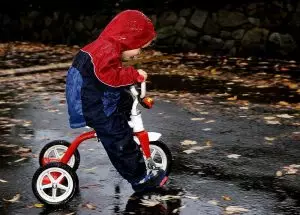 Roda tiga. Bagaimana cara mengajar anak untuk mengendarai sepeda roda tiga?