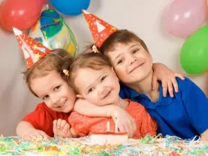 아이의 생일을 축하 할 곳은 어디입니까?