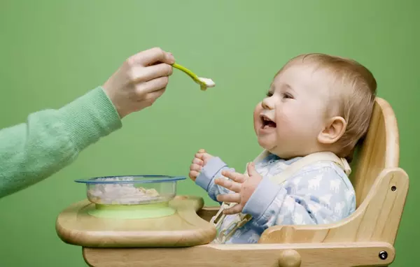 Cadires infantils per alimentar-se. Com triar les cadires d'un nen per alimentar-se?