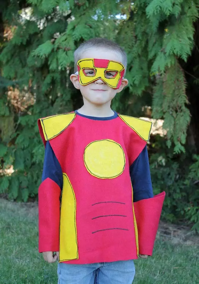 Uudenvuoden puvut pojille: Iron Man, Spiderman, Batman, Green Lantern ja Wolverine DIY