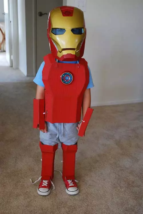 Uudenvuoden puvut pojille: Iron Man, Spiderman, Batman, Green Lantern ja Wolverine DIY