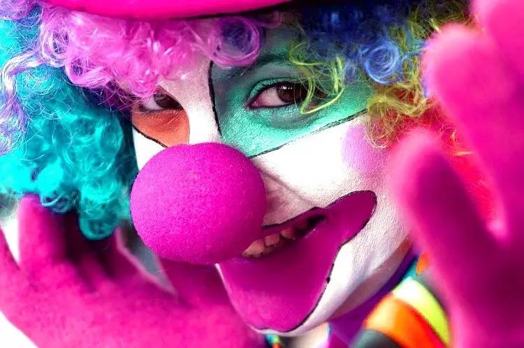 Klovni puku ja clownitys. Kuinka tehdä pelle-puvut ja clowneses omat kädet?