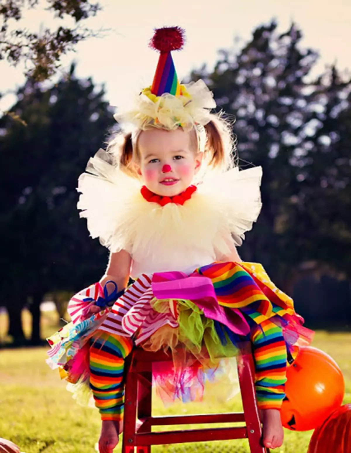 Clown kostuum en nargeigheid. Hoe om clown kostuums en clownesses met eie hande te maak?