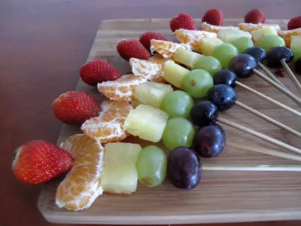 Canapes din fructe. Cum să faci o canapă de fructe la o masă festivă, un bufet?