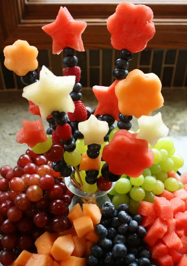 从水果中的点心。如何让水果点心到节日桌子，自助餐？