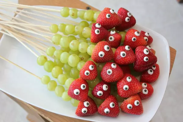 과일의 canapes. 축제 테이블에 과일 canape를 만드는 방법, 뷔페?