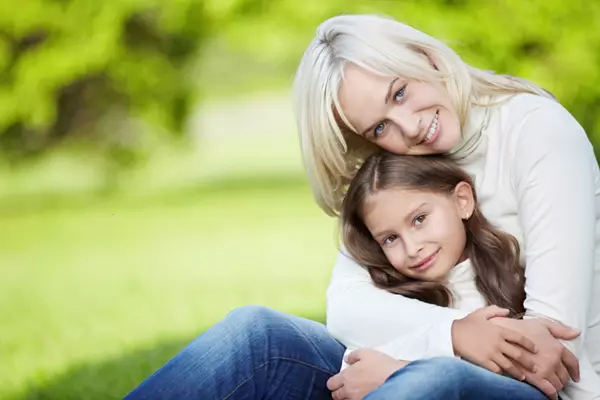 Vidéo Félicitations pour la fête des mères. Comment féliciter maman avec la fête des mères?