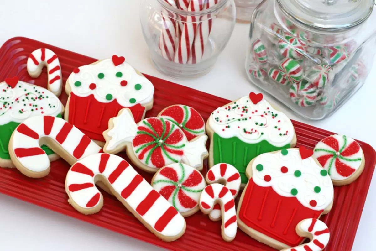 Божиќни колачиња. Како да се украсуваат и да направите куки на Нова Година?