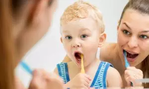 Dents des enfants. Prendre soin des dents des enfants