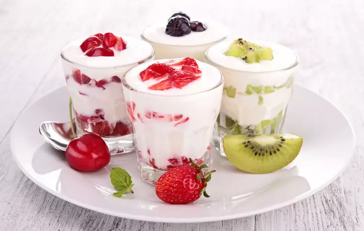 Yogurt alami: Naon éta? Mangpaat Yogurt alam