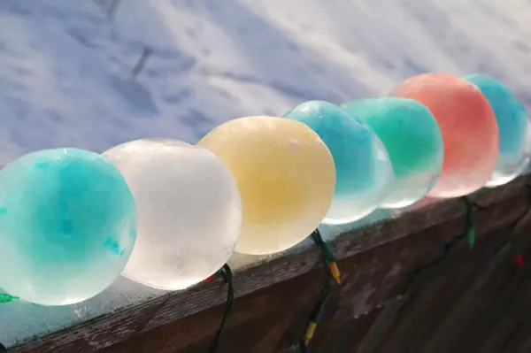 सर्दियों में आंगन को कैसे सजाने के लिए? बहुआयामी बर्फ की गेंदें इसे स्वयं करती हैं