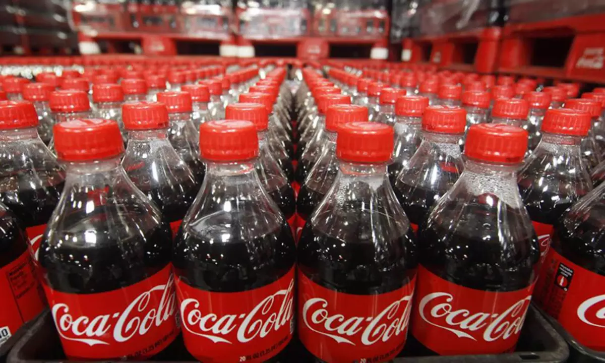 Skada Coca-Cola: 10 allvarliga konsekvenser efter användning av Coca-Cola