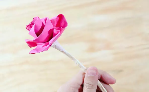 ¿Cómo hacer un papel de rosa? Rosas de papel corrugado, periódicos, papel decorativo.