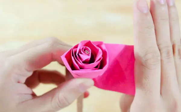 ¿Cómo hacer un papel de rosa? Rosas de papel corrugado, periódicos, papel decorativo.