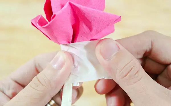 ¿Cómo hacer un papel de rosa? Rosas de papel corrugado, periódicos, papel decorativo.