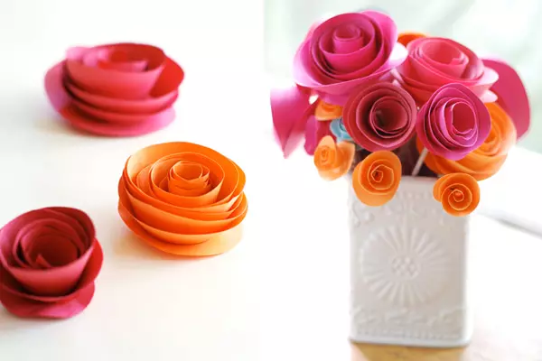 ¿Cómo hacer un papel de rosa? Rosas de papel corrugado, periódicos, papel decorativo.