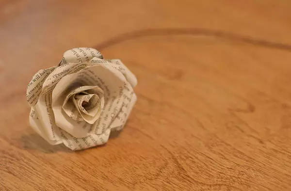 ¿Cómo hacer un papel de rosa? Rosas de papel corrugado, periódicos, papel decorativo.