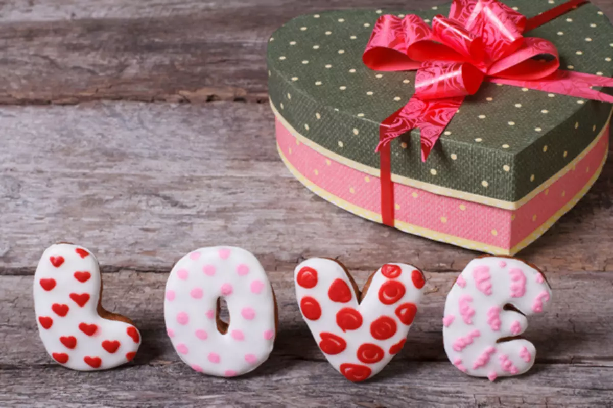 Geschenke zum Valentinstag. Was für den Valentinstag geben Sie Ihren Lieblingsgüter / geliebtem Mädchen?