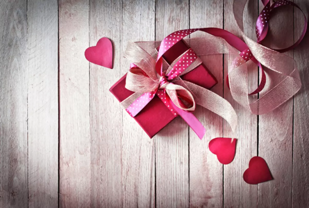 Dhurata për Ditën e Shën Valentinit. Çfarë duhet të jepni për Ditën e Shën Valentinit Guy juaj i preferuar / Vajza e dashur?