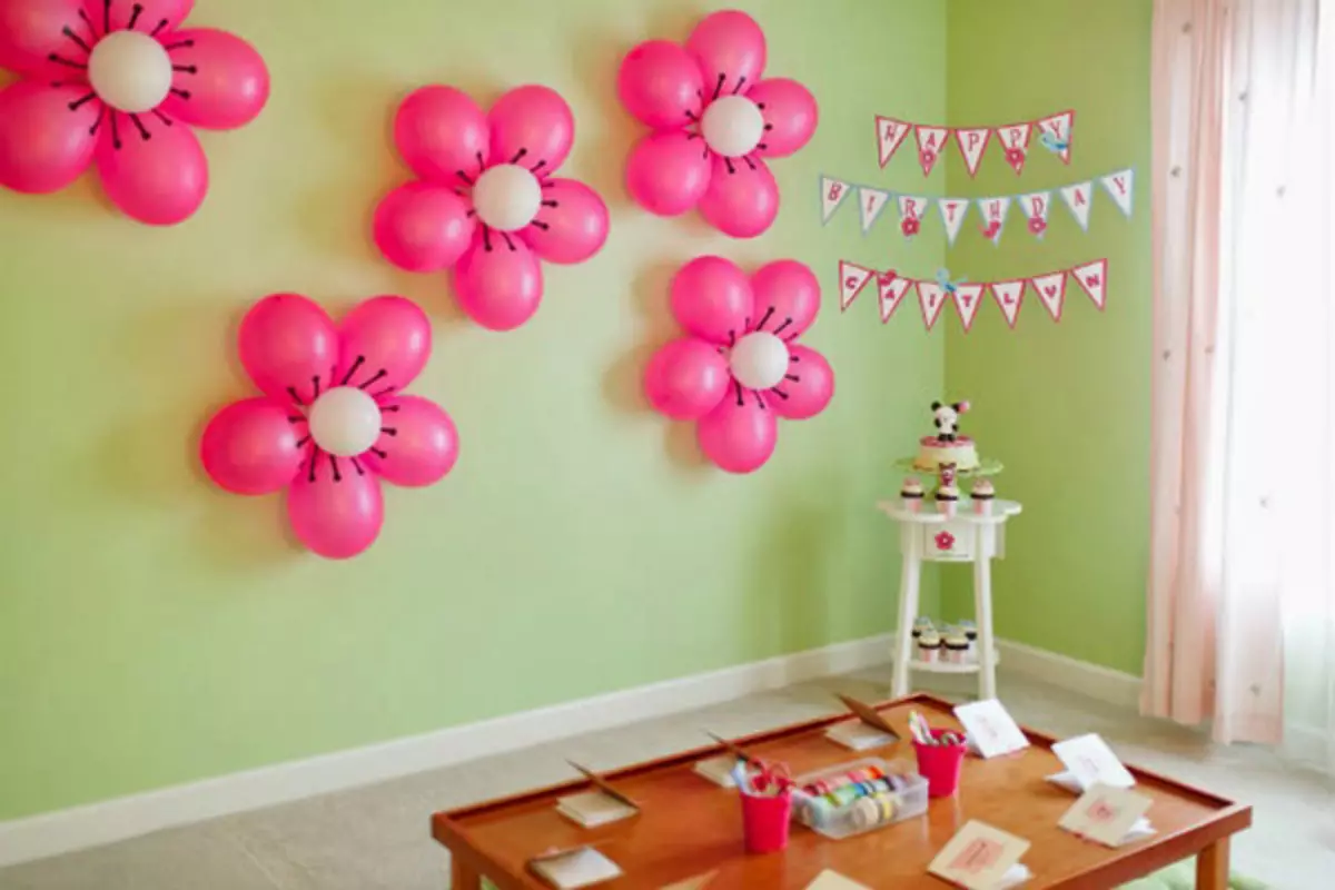 Flowers from balloons. How to make flowers from balloons: photo, master classes and ideas