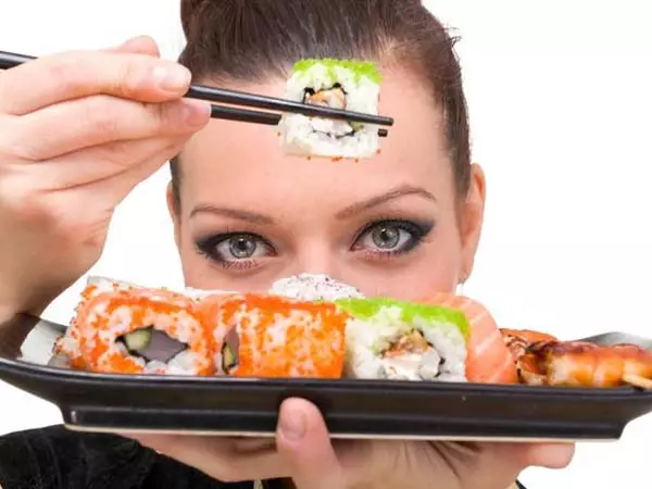 Bagaimana untuk memasak sushi di rumah: foto, kelas induk video, arahan terperinci