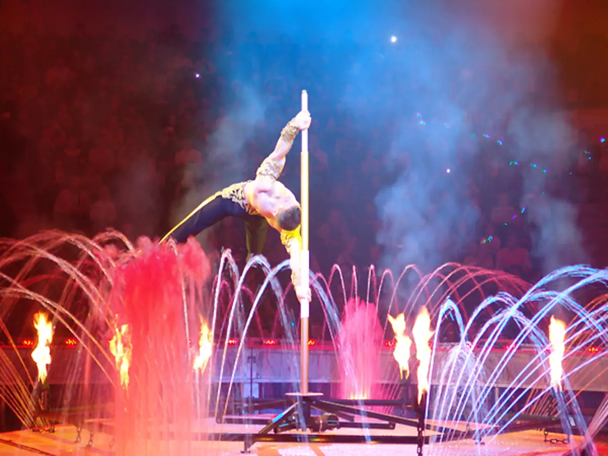سیرک نمایش چشمه های غول پیکر در مینسک: برنامه، بررسی ها و عکس ها