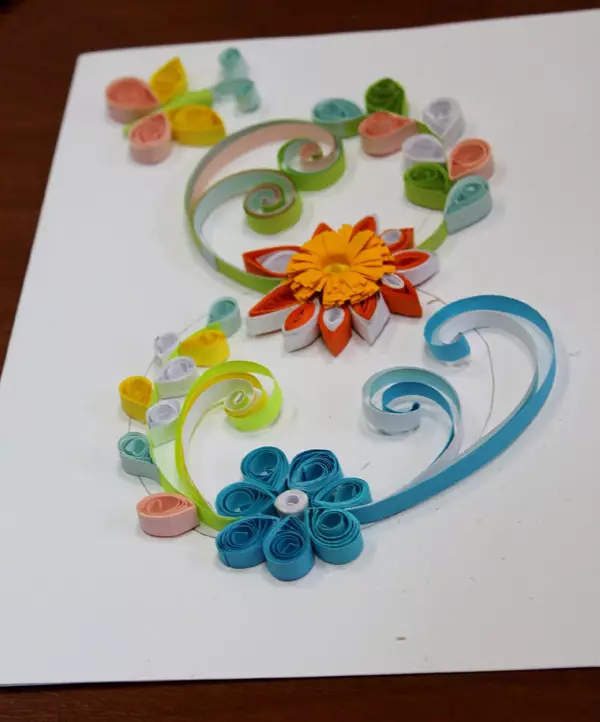 Póstkort fyrir 8. mars og handverk gera það sjálfur í quilling tækni