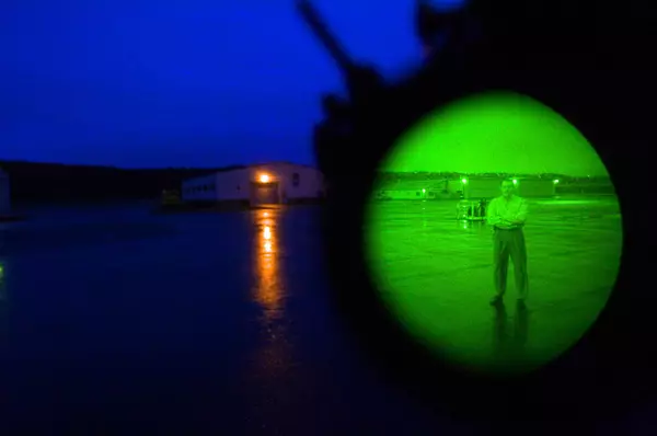 Dispositivo de visión nocturna: Comentarios, Descripción y Principio de Operación