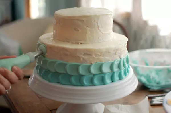 自宅でケーキクリームを飾る方法：ステップバイステップの説明、写真、ビデオ、ヒント