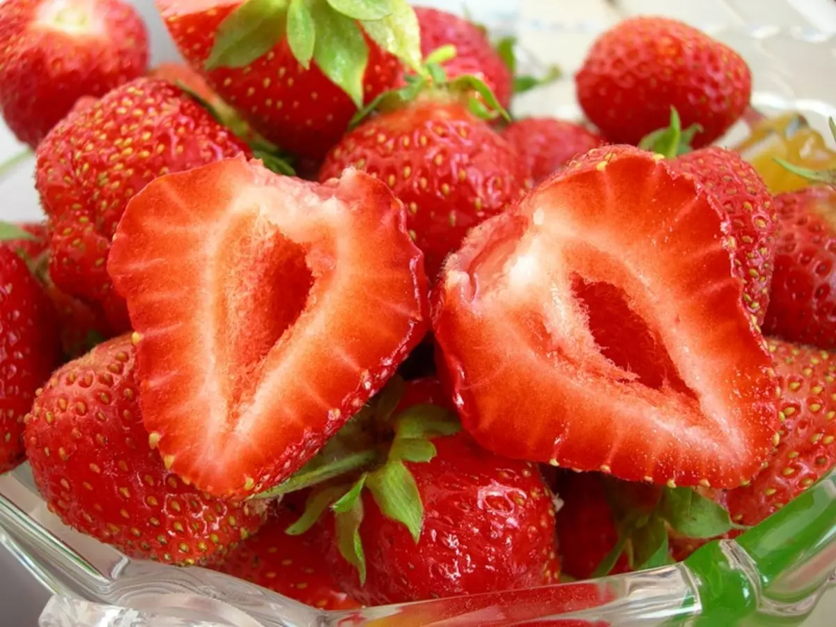strawberry មួយ។ តើធ្វើដូចម្តេចដើម្បីជ្រើសស្ត្រប៊េរីមួយនៅក្នុងហាងឬនៅលើទីផ្សារ?