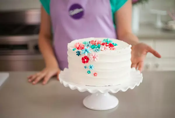 Kepiye dekorasi kue kanggo tanggal 8 Maret (Hari Wanita Internasional): Foto, Kelas Master, Video lan Tips