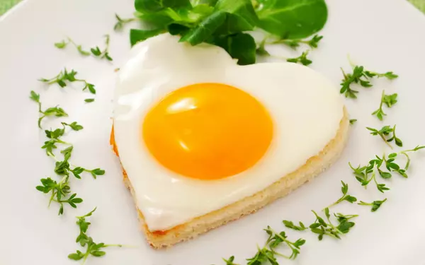 Пржени јајца: рецепти за готвење, оригинални форми и идеи