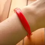 Armbande doen dit self. Hoe om 'n armband van 'n tandeborsel te maak?