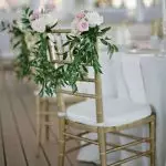 Декорация на сватбената стая. Как да украсите столове?