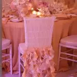 Декорация на сватбената стая. Как да украсите столове?