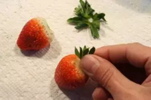 Le toe fua ma strawberries: strawberry garland