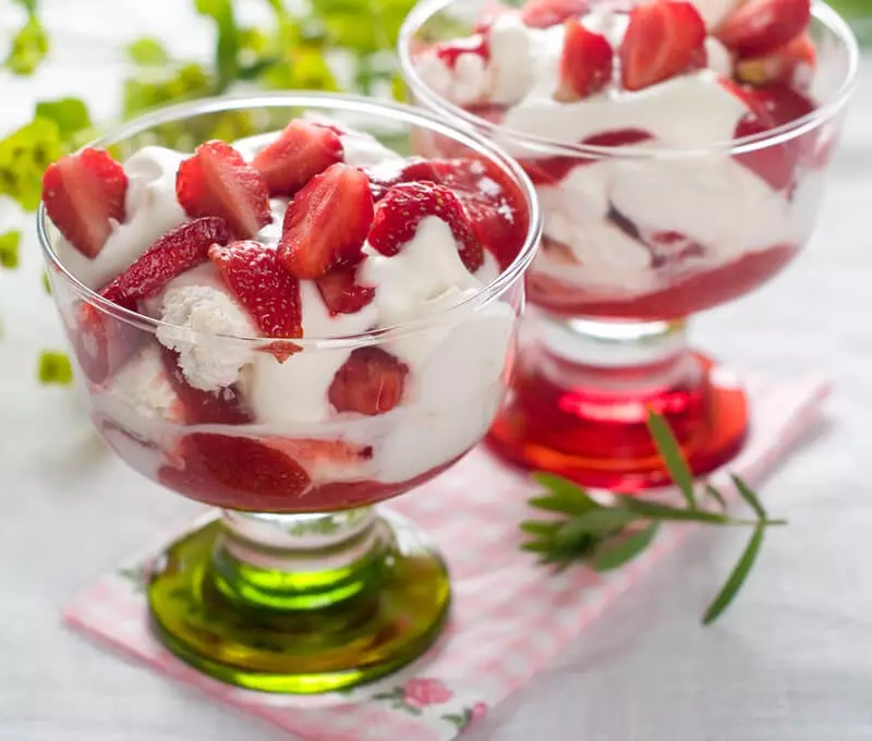 Resep sareng strawberry: Dessert strawberry 1502_18